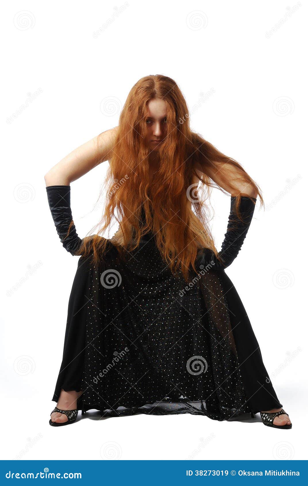 Donna Infuriata Nella Posa Aggressiva Immagine Stock - Immagine di ...