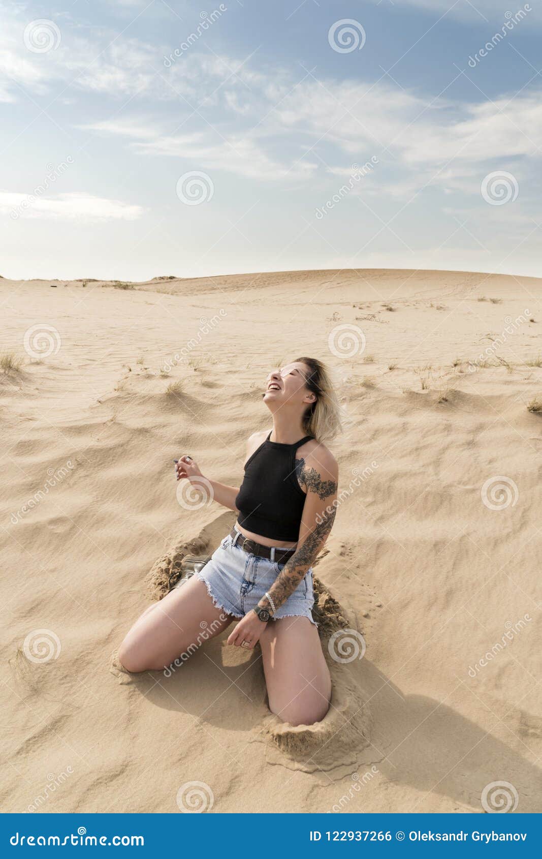 Donna Inginocchiata Nella Sabbia Fotografia Stock - Immagine di ...