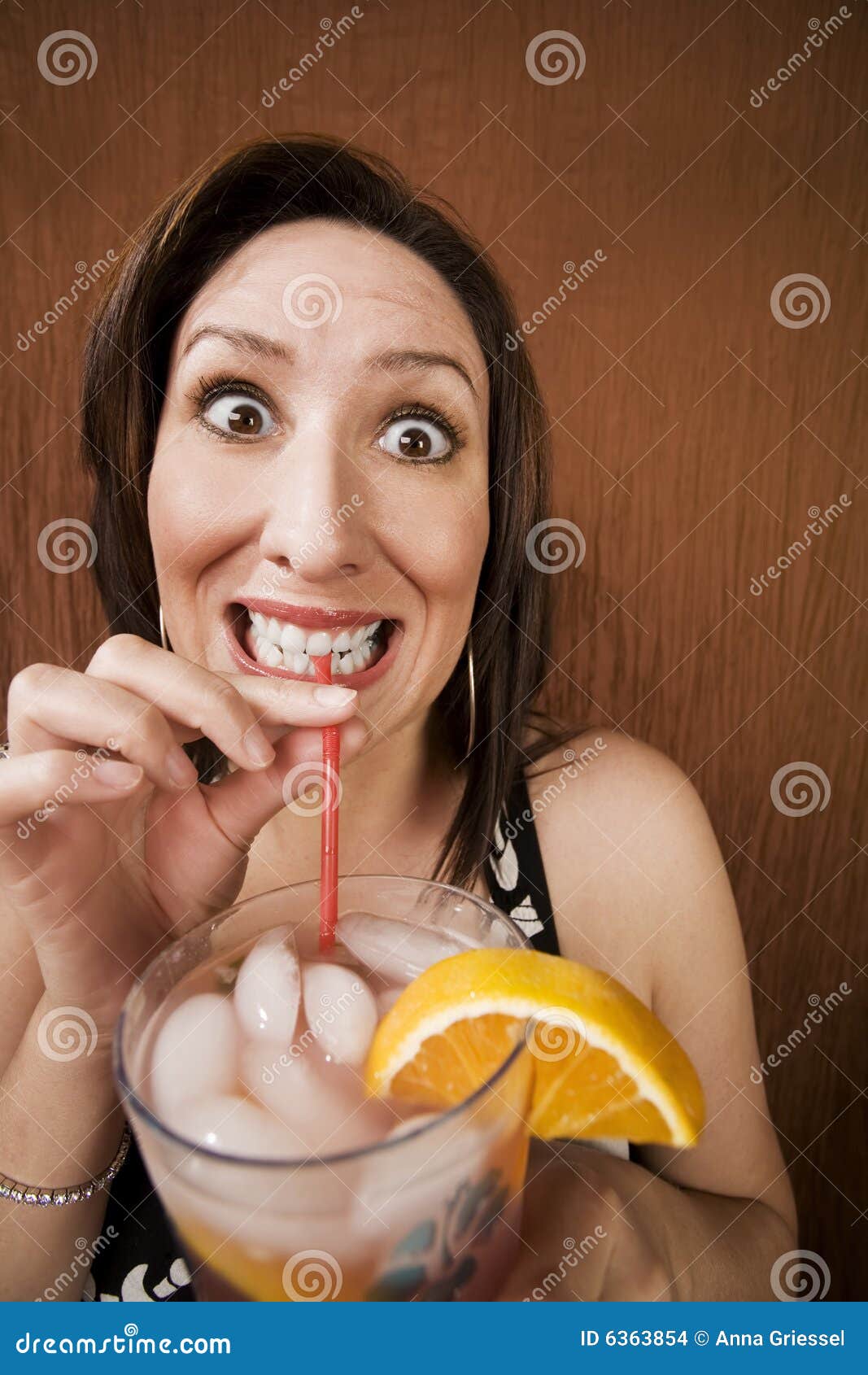 Donna Ispanica Con Una Bevanda Fotografia Stock - Immagine di alcool ...