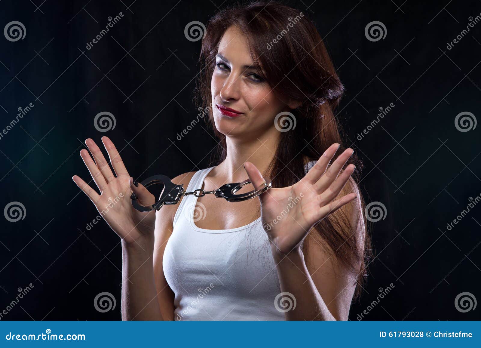 Donna in Maglietta Con Le Manette Fotografia Stock - Immagine di ...