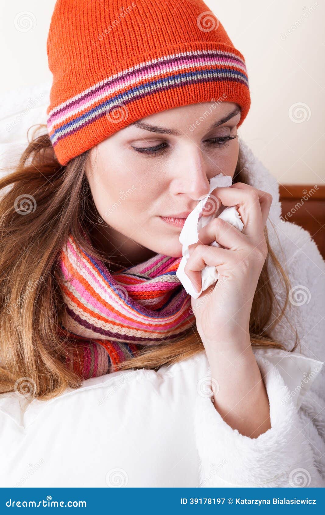 Donna malata a letto immagine stock. Immagine di base - 39178197