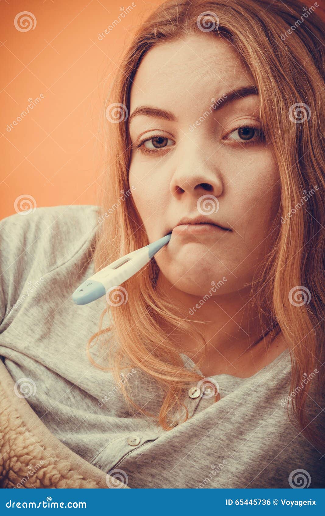 Donna Malata Malata Con Il Termometro Digitale in Bocca Fotografia ...