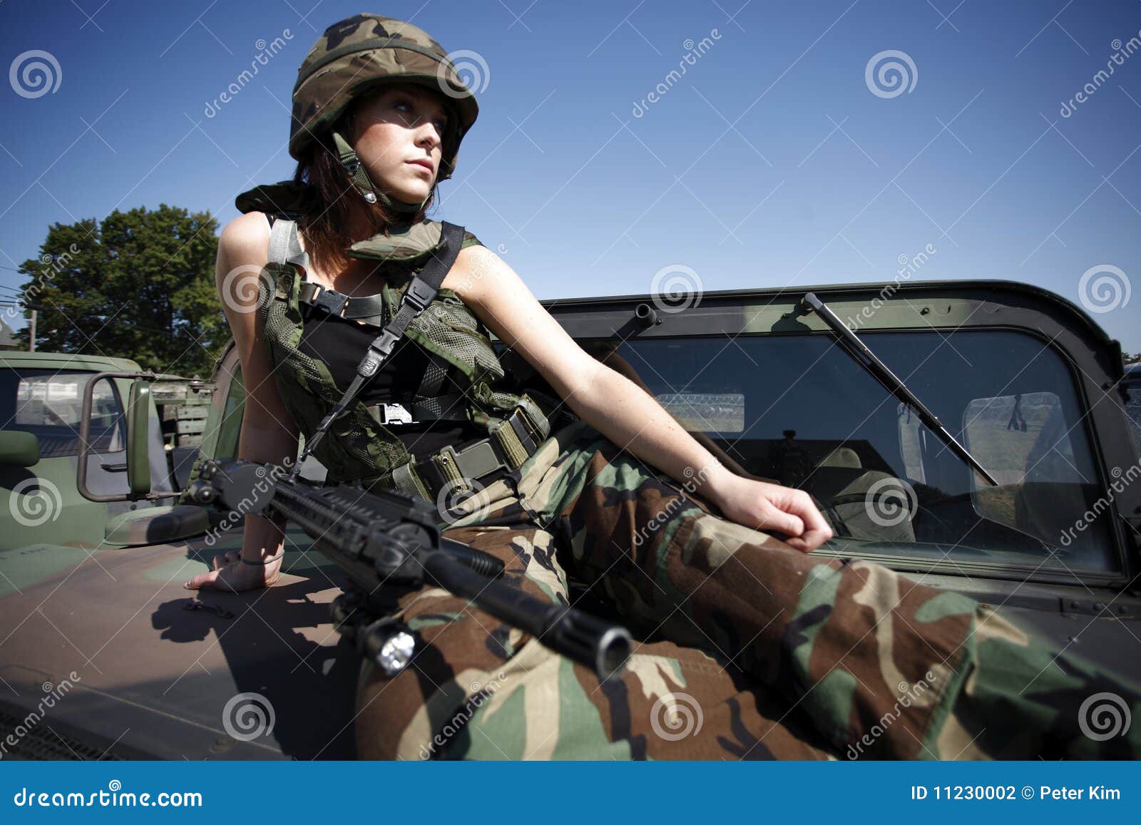Donna militare del fucile fotografia stock. Immagine di pistola - 11230002