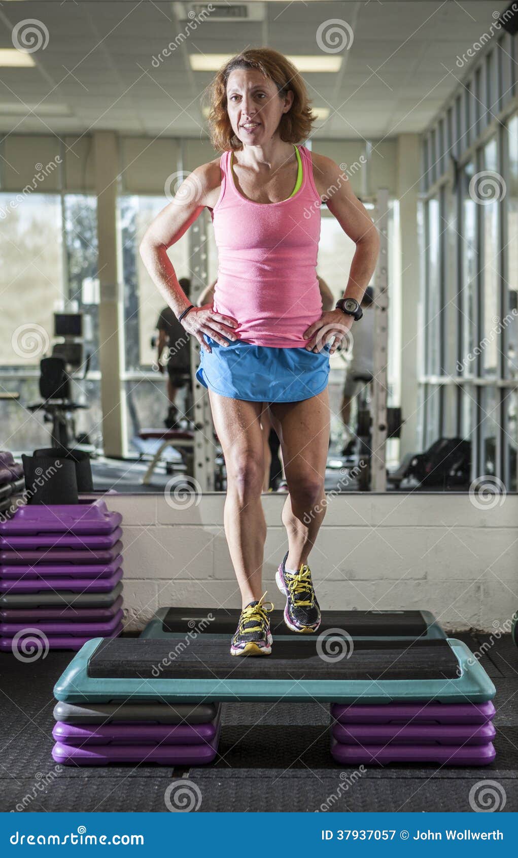 Donna Muscolare Che Fa Gli Step Immagine Stock - Immagine di ragazza ...