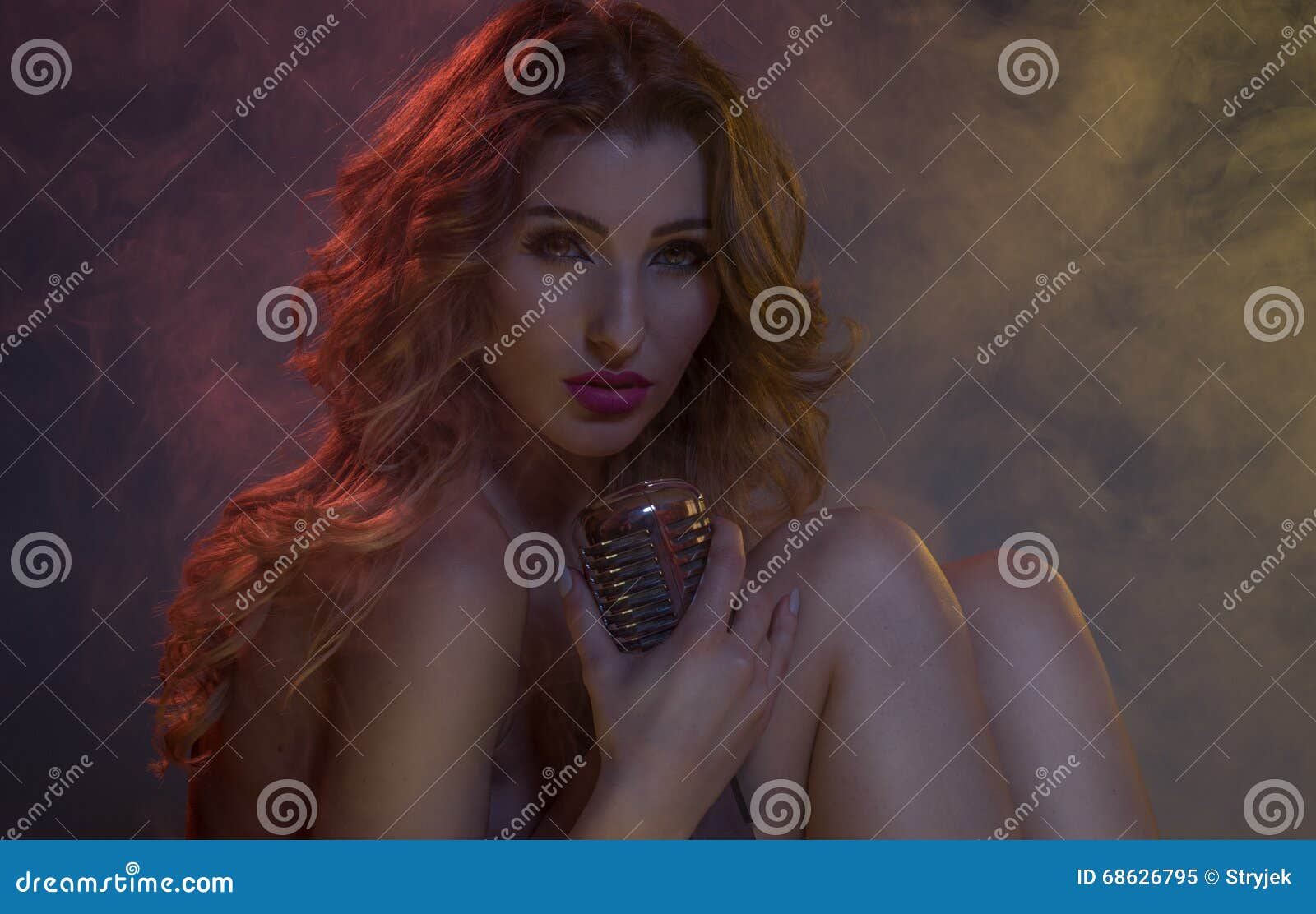 Donna Nuda Con Il Retro Mic Immagine Stock - Immagine di mano ... Donna Nuda Con Il Retro Mic Immagine Stock - Immagine di mano ...
