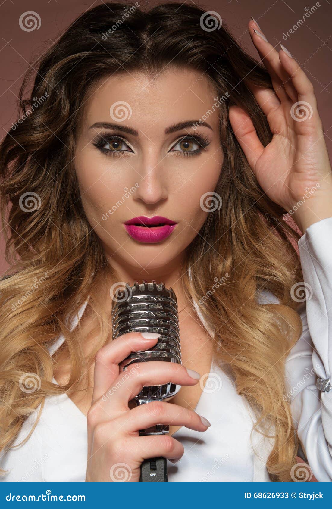 Donna Nuda Con Il Retro Mic Immagine Stock - Immagine di musicale ... Donna Nuda Con Il Retro Mic Immagine Stock - Immagine di musicale ...