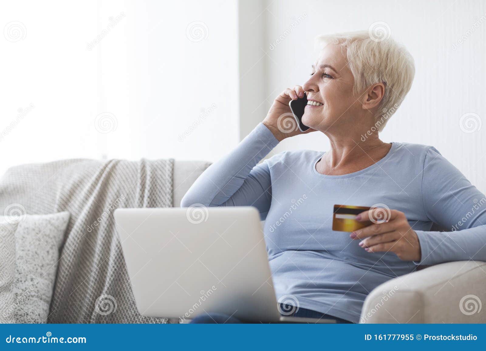 Donna in Pensione Impara a Fare Shopping Online Immagine Stock ... Donna in Pensione Impara a Fare Shopping Online Immagine Stock ...