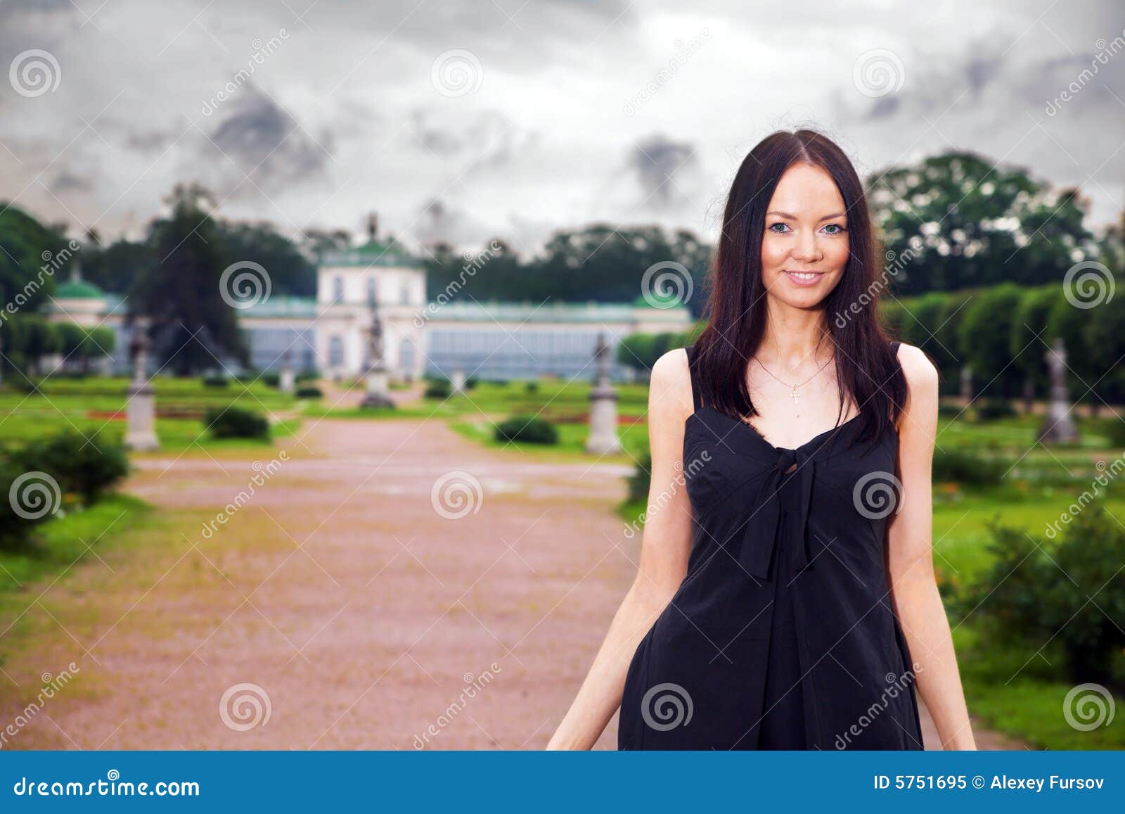 Donna ricca felice immagine stock. Immagine di attraente - 5751695