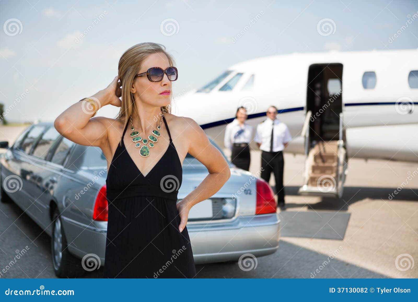 Donna Ricca in Vestito Elegante Al Terminale Fotografia Stock ...