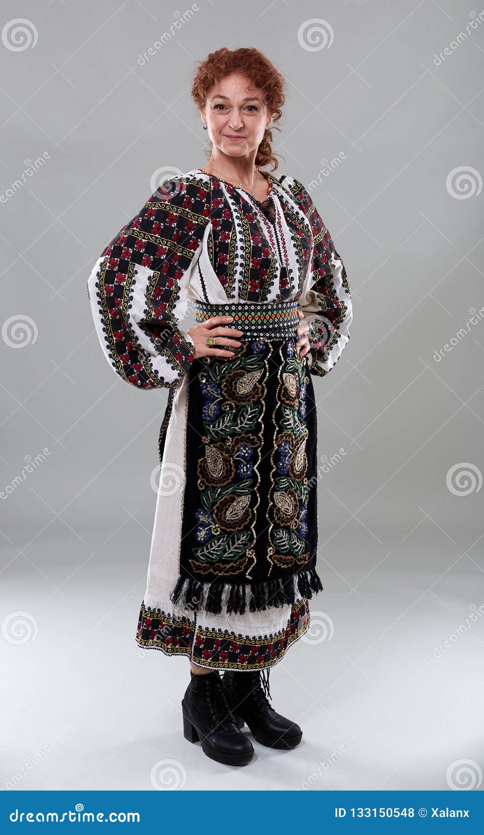 Donna Rumena in Costume Tradizionale Fotografia Stock - Immagine di ...