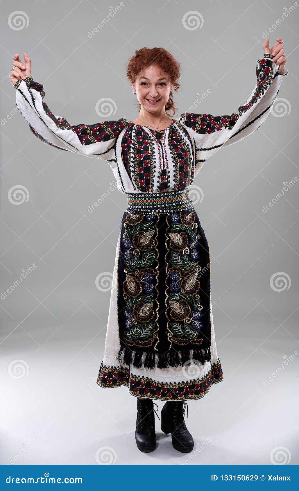 Donna Rumena in Costume Tradizionale Immagine Stock - Immagine di ...