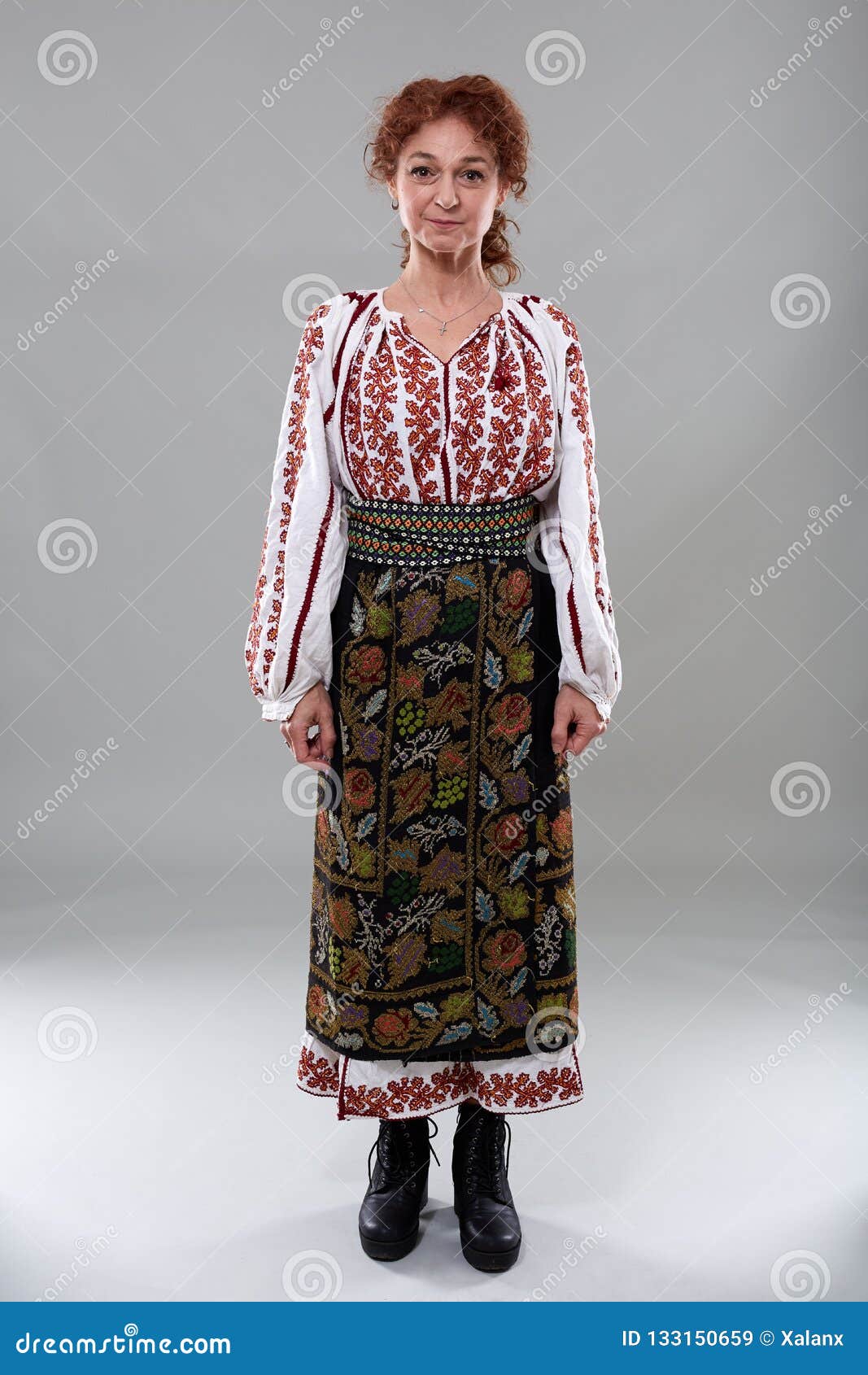 Donna Rumena in Costume Tradizionale Immagine Stock - Immagine di ...