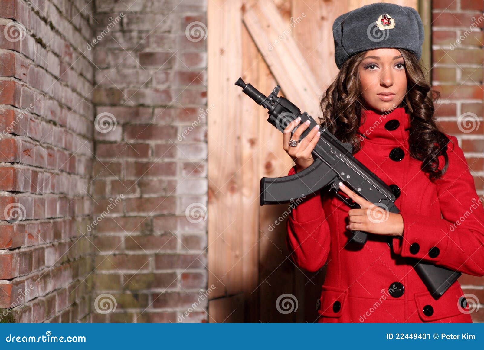 Donna russa con il fucile. immagine stock. Immagine di attraente - 22449401