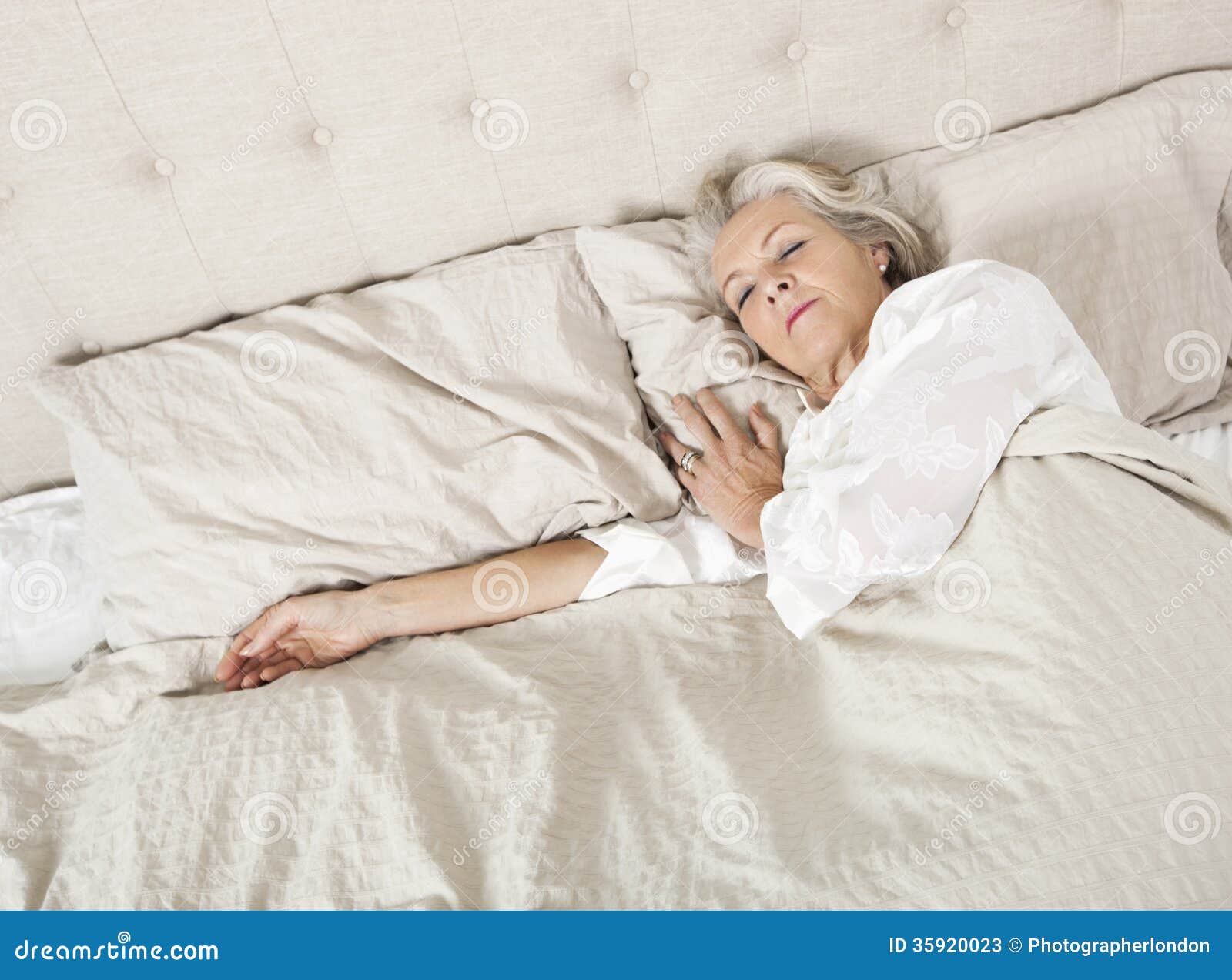 Donna Senior Che Dorme a Letto Immagine Stock - Immagine di comodo ...