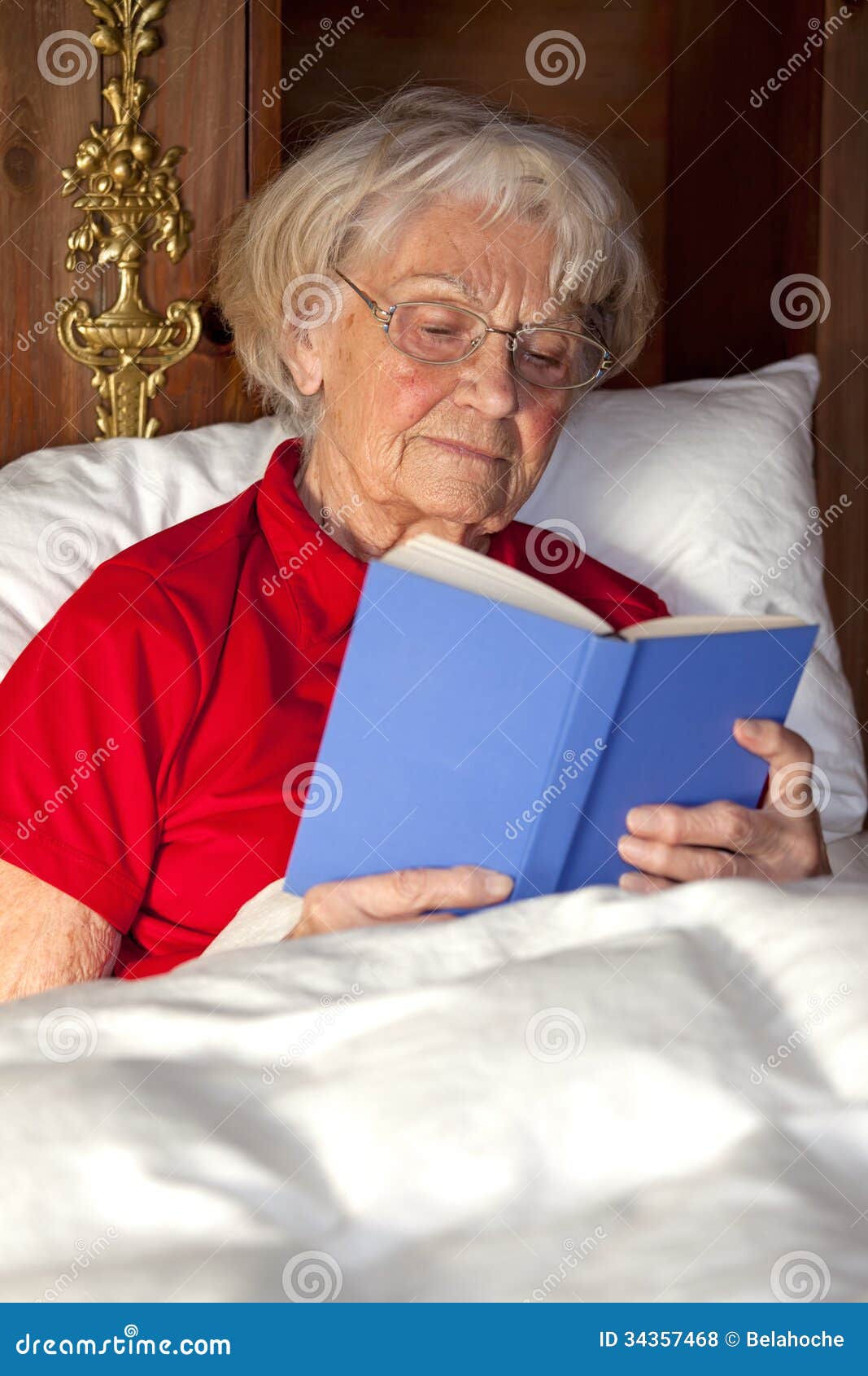 Donna Senior Che Legge Un Libro a Letto Fotografia Stock - Immagine di ...