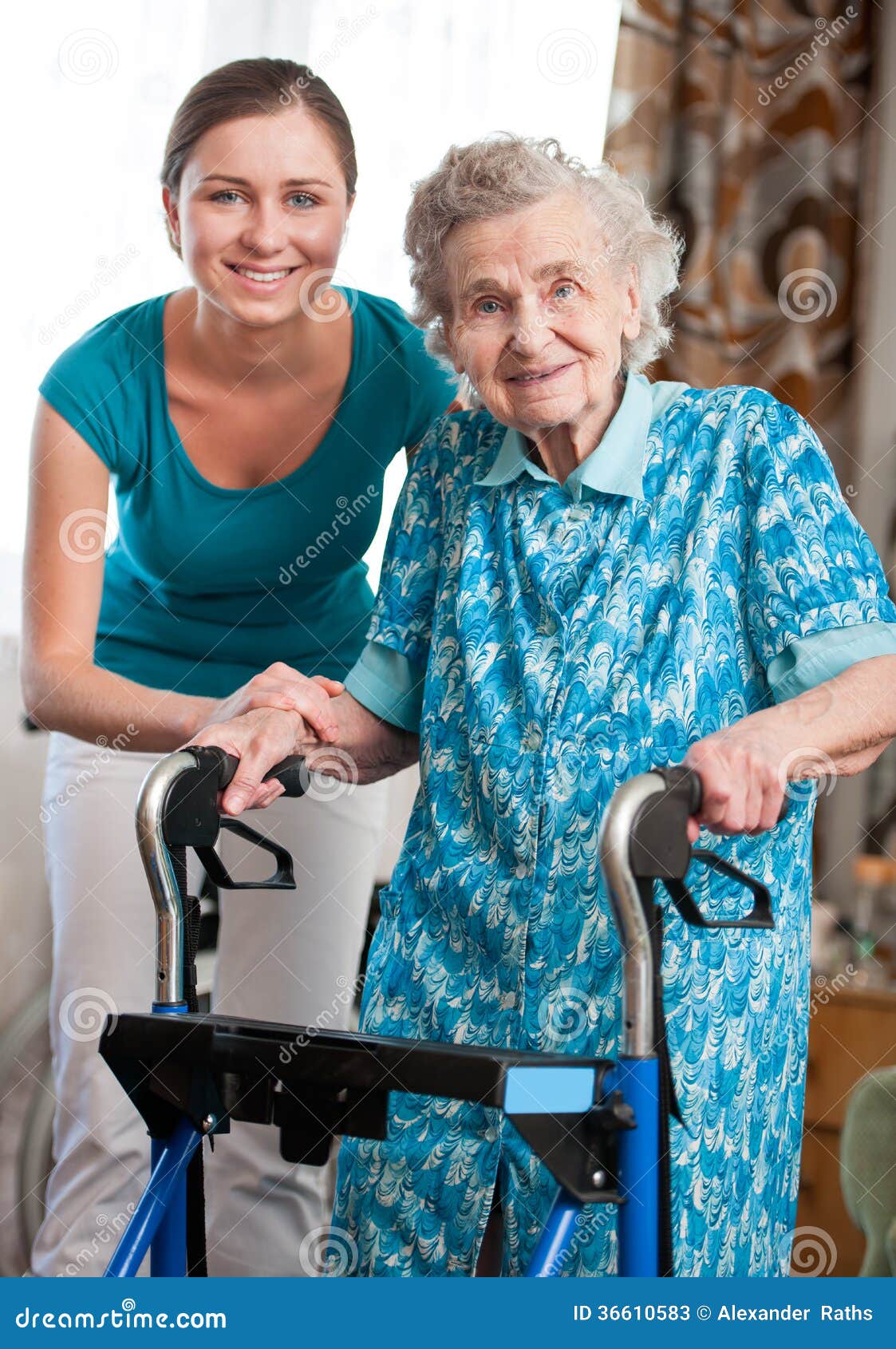 Donna Senior Con Il Badante Domestico Immagine Stock - Immagine di ...