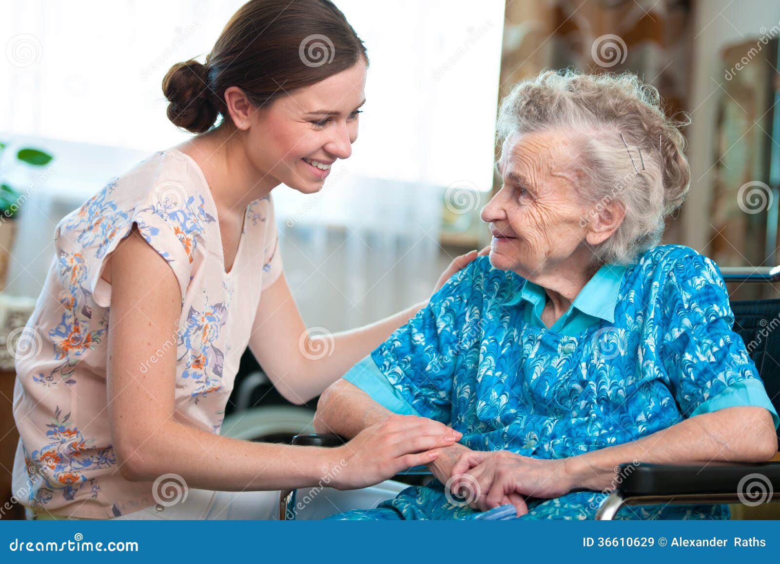 Donna Senior Con Il Badante Domestico Immagine Stock - Immagine di ...
