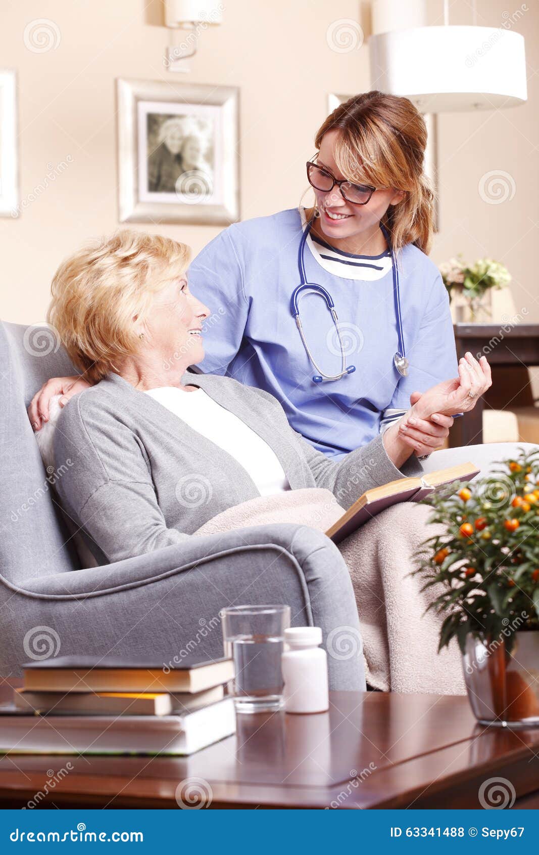 Donna Senior Con Il Badante Domestico Fotografia Stock - Immagine di ...