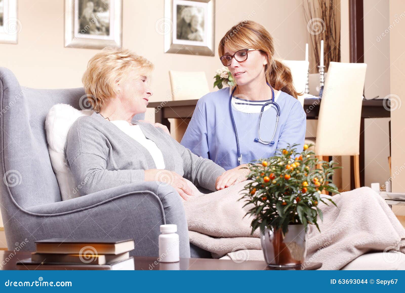 Donna Senior Con Il Badante Domestico Fotografia Stock - Immagine di ...