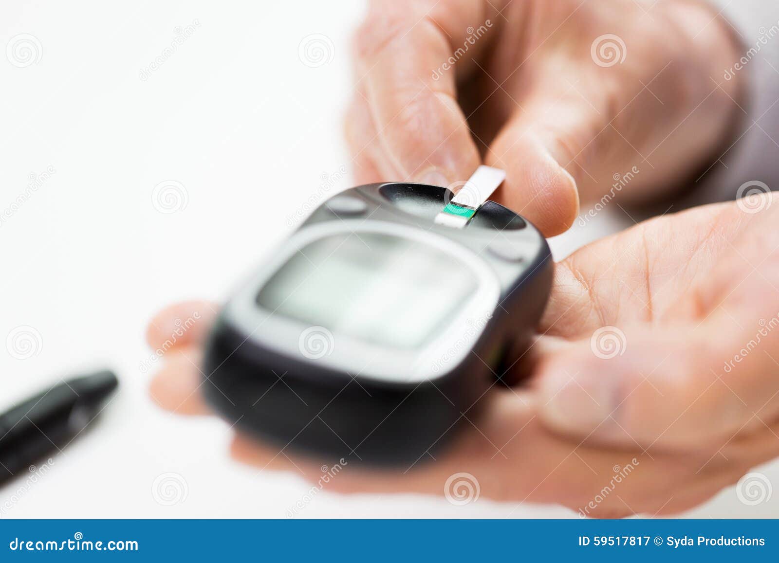 Donna Senior Con Il Glucometer Che Controlla Glicemia Immagine Stock ...