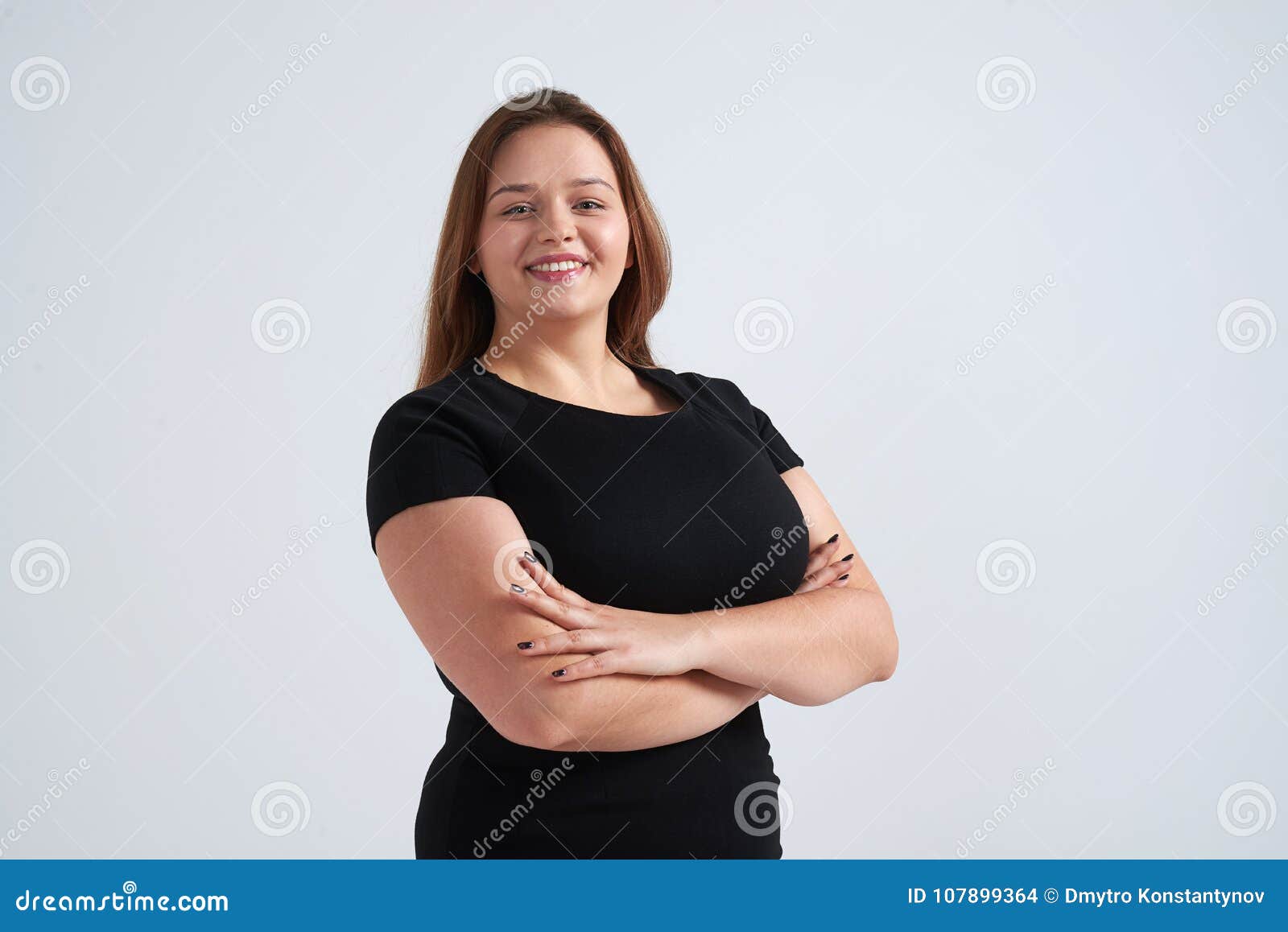 Donna Sorridente Che Sta Con Le Mani Piegate Fotografia Stock ...