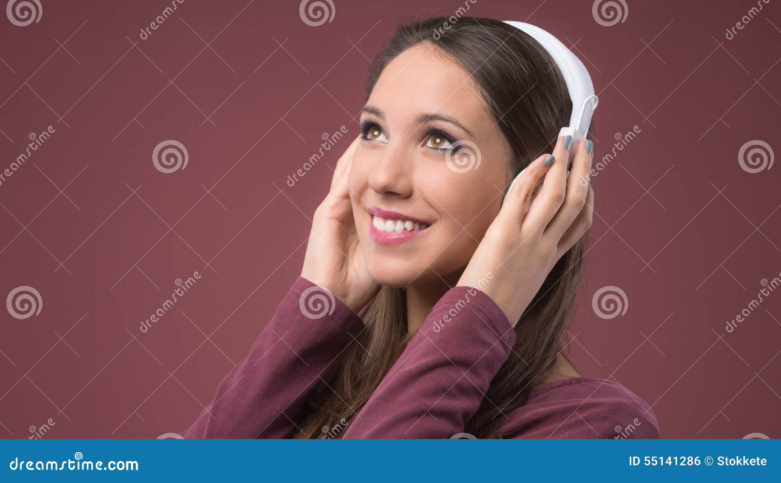 Donna Sorridente Con Le Cuffie Fotografia Stock - Immagine di carino ...