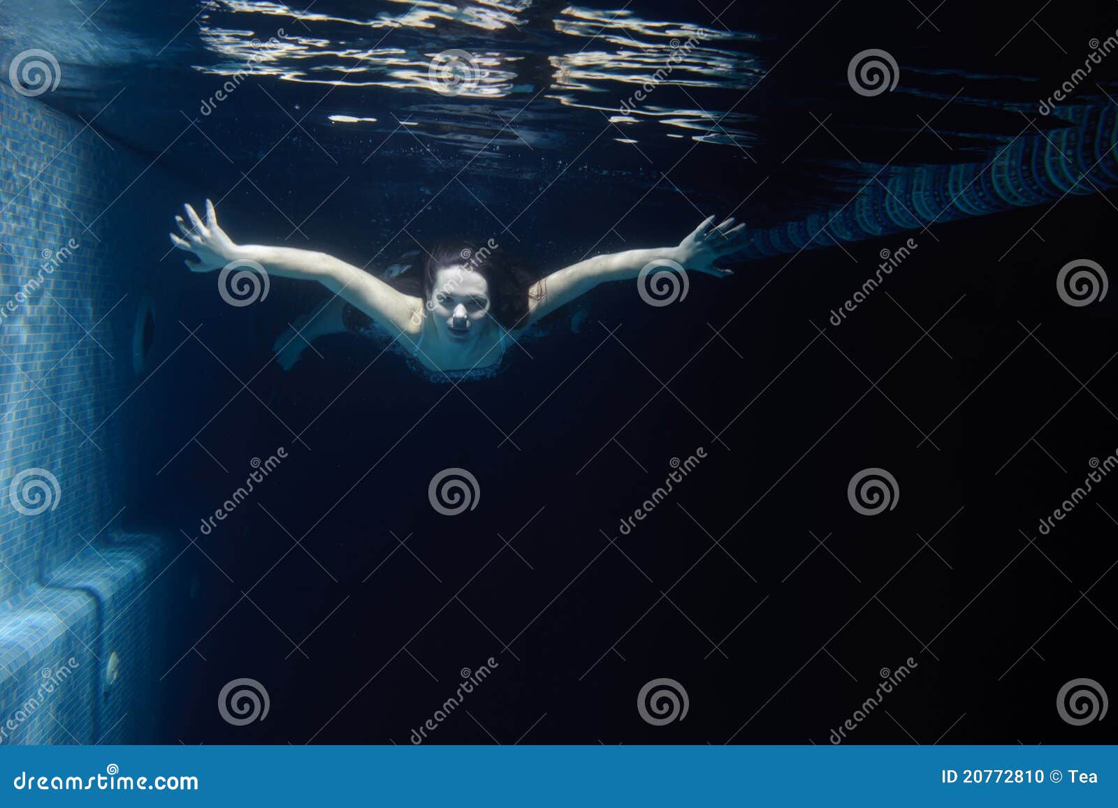 Donna sotto acqua fotografia stock. Immagine di acqua - 20772810