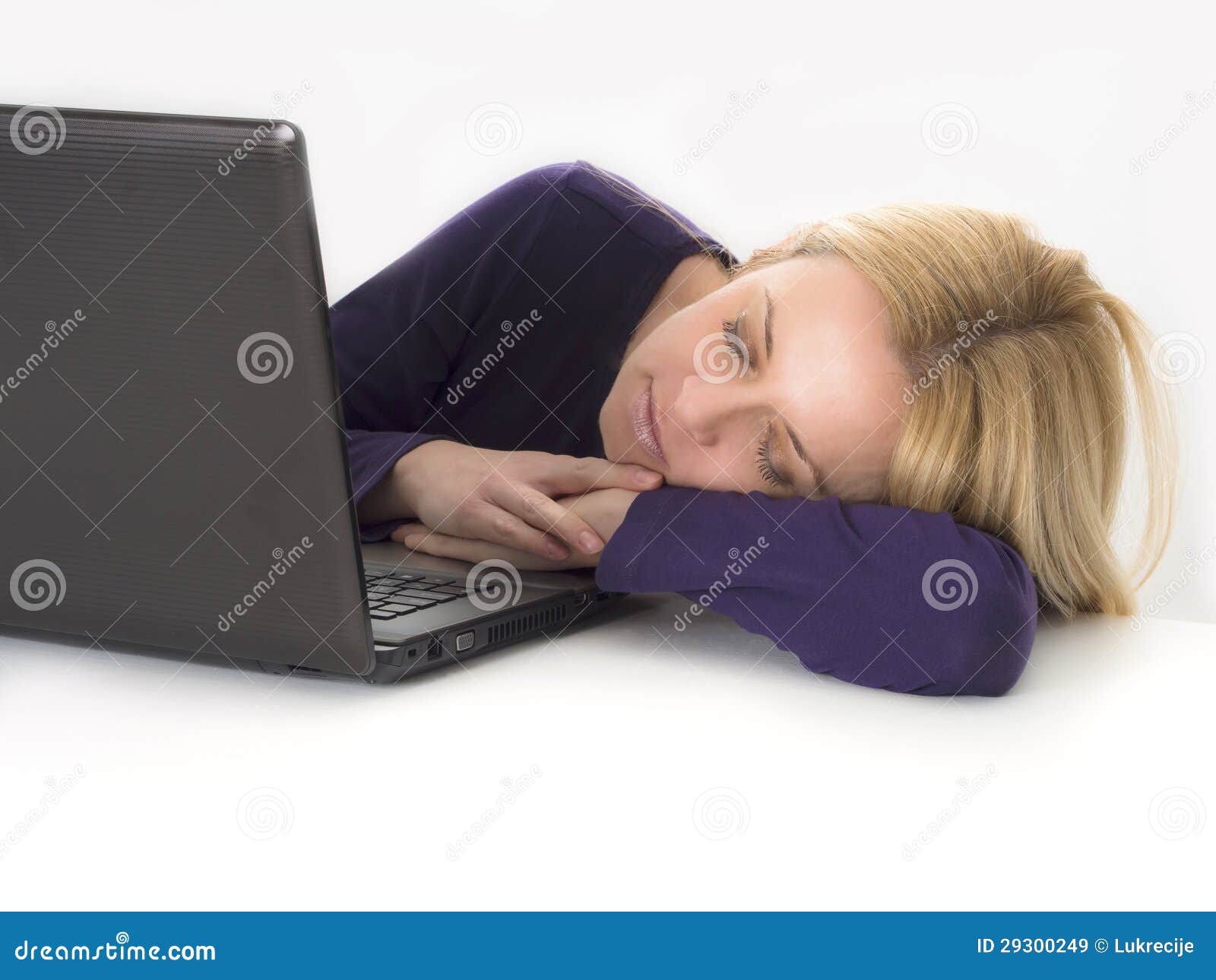 Donna Stanca Addormentata Mentre Per Mezzo Del Computer Immagine Stock ...