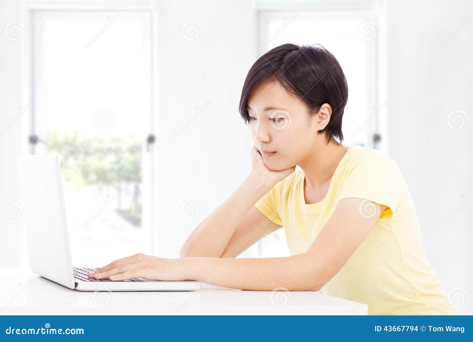 Donna Stanca Davanti Ad Un Computer Portatile a Casa Fotografia Stock ...