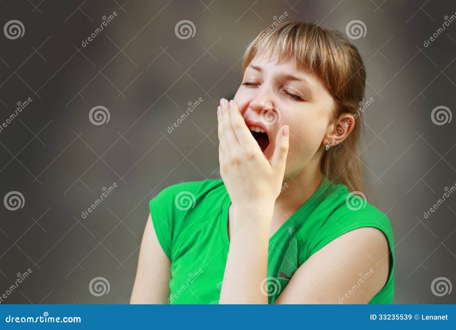 Donna stanca di sbadiglio immagine stock. Immagine di ritratto - 33235539