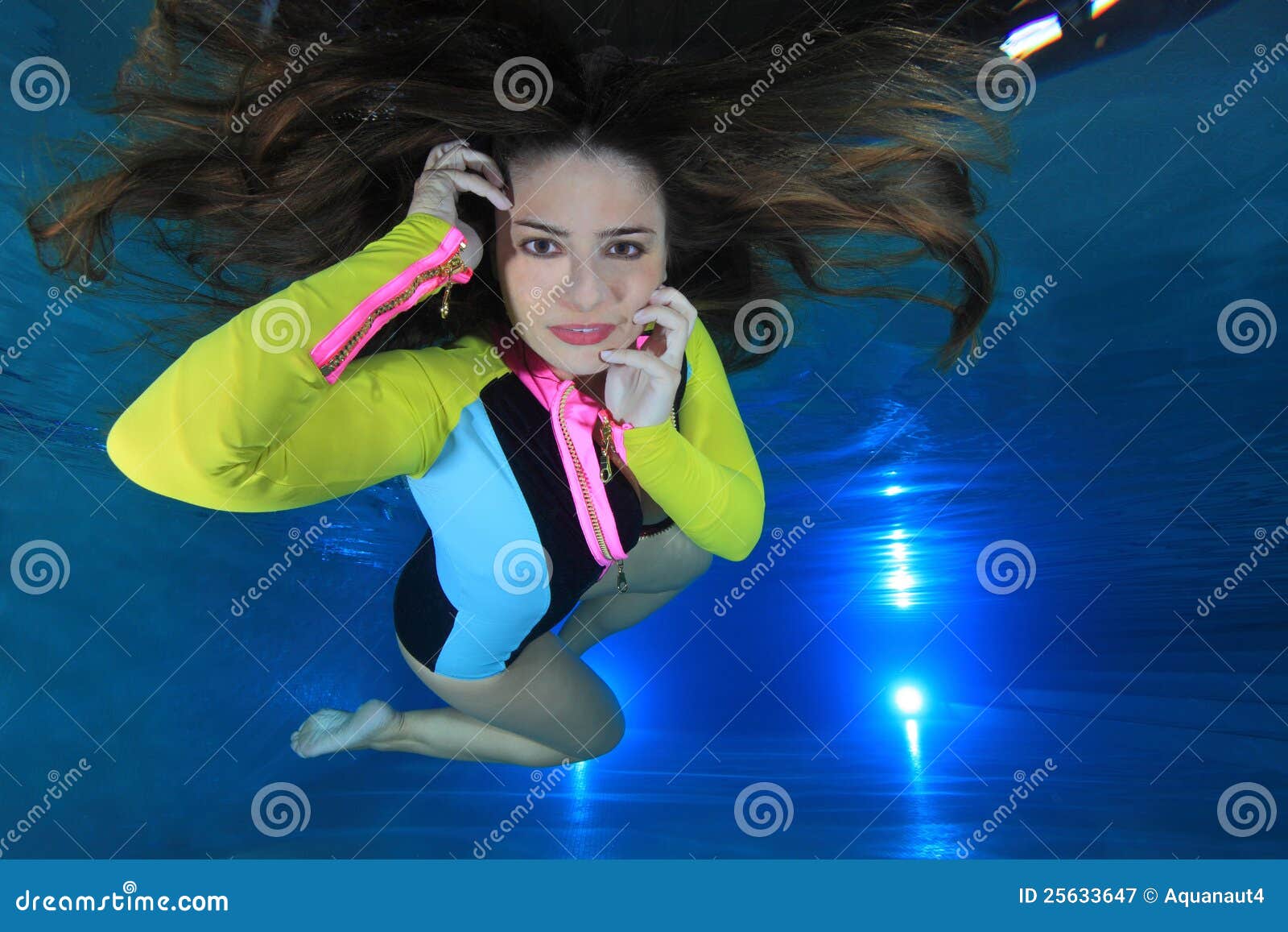 Donna subacquea immagine stock. Immagine di svago, femmina - 25633647