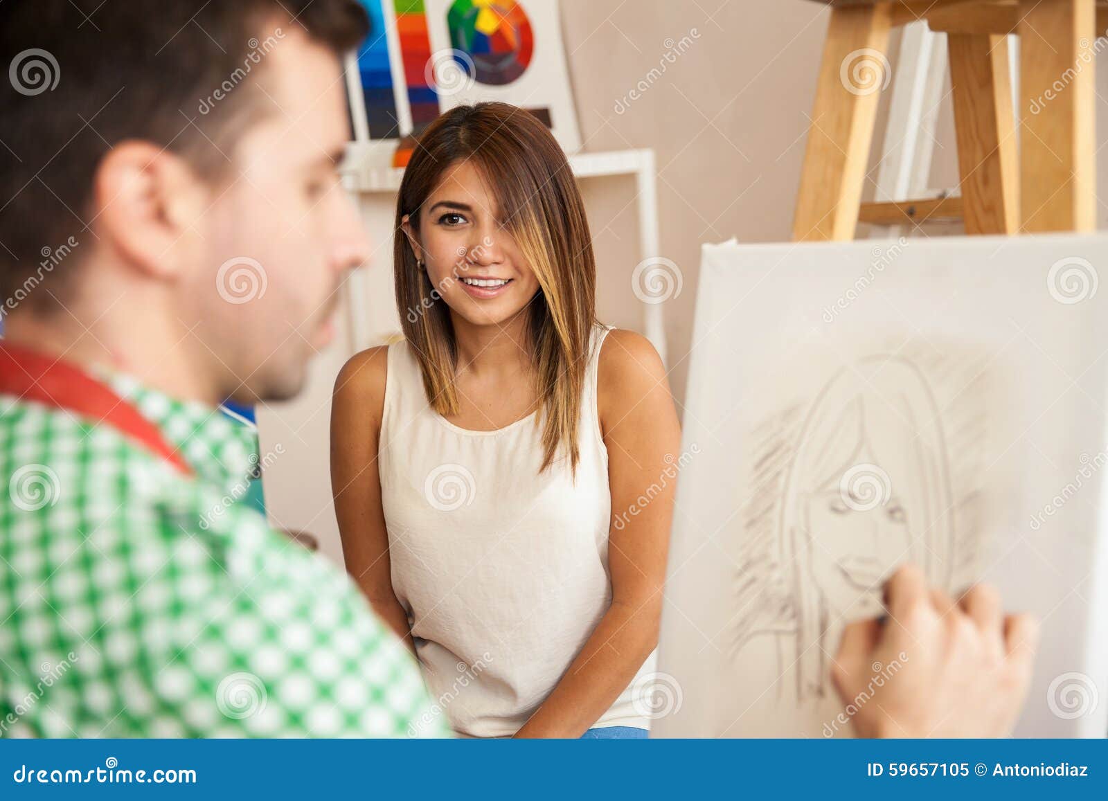 Donna Sveglia Che Posa Per Un Artista Immagine Stock - Immagine di ...