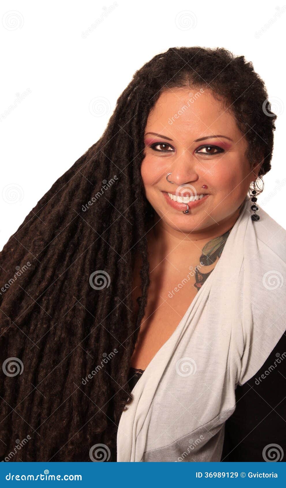 Donna Tatuata Con I Piercing Ed I Dreadlocks Immagine Stock - Immagine ...