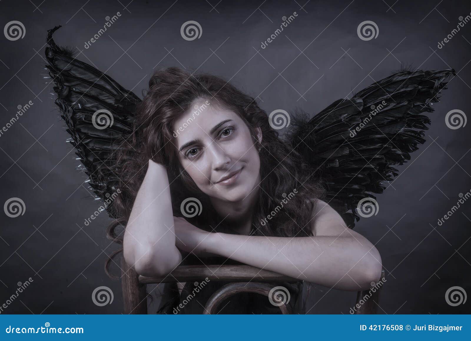 Donna Un Angelo Con Le Ali Nere Fotografia Stock - Immagine di bello ...