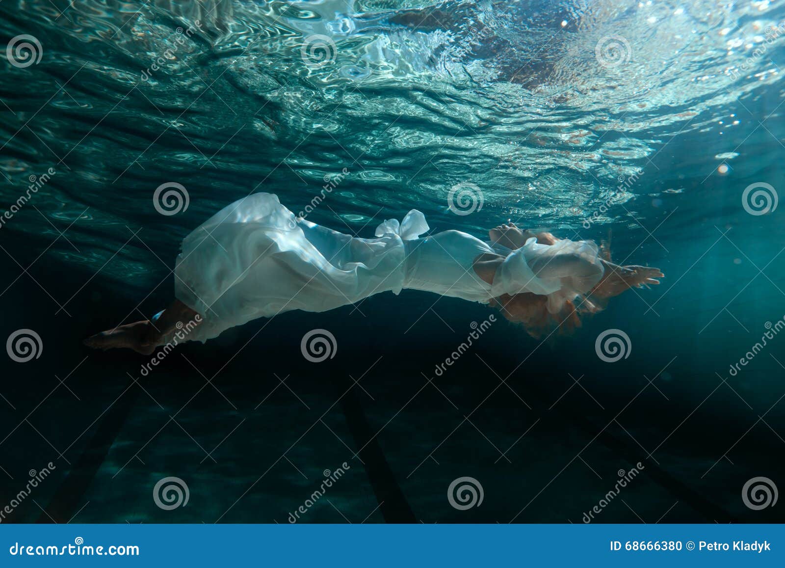 Donna in Vestito Sotto Acqua Fotografia Stock - Immagine di ...