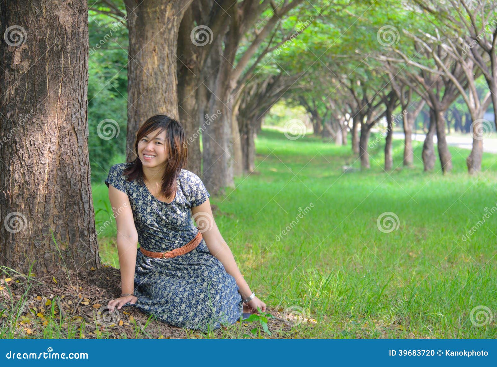 Donne asiatiche al parco fotografia stock. Immagine di bello - 39683720