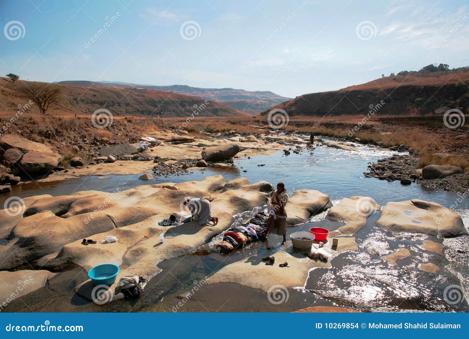 Donne che lavano i vestiti immagine stock editoriale. Immagine di ...