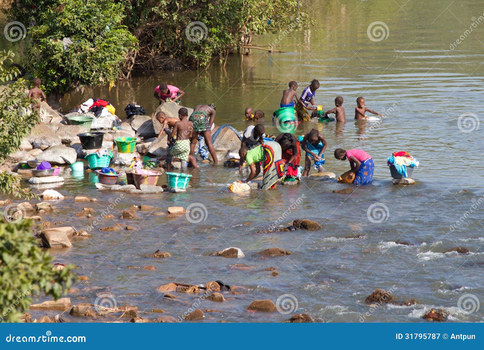 Donne che lavano nel fiume fotografia editoriale. Immagine di bagno ...