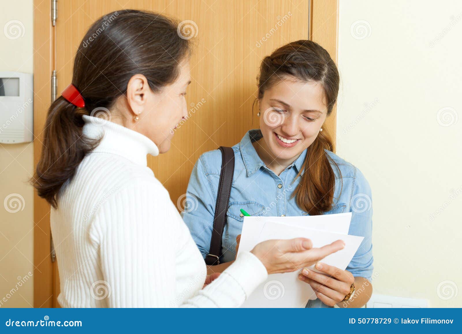 Donne Dell'assistente Sociale Immagine Stock - Immagine di felice ...