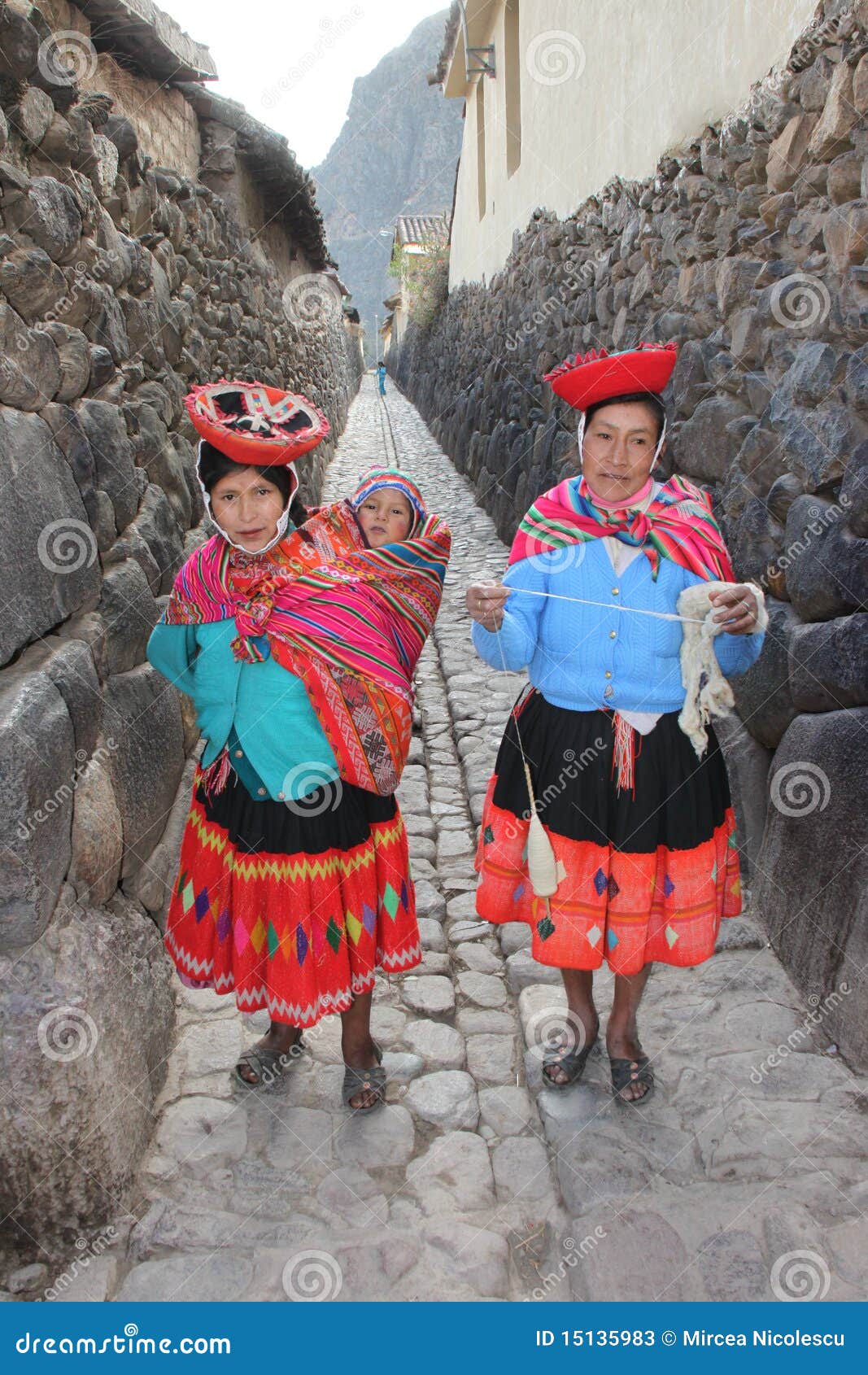 Donne peruviane fotografia stock editoriale. Immagine di andino - 15135983