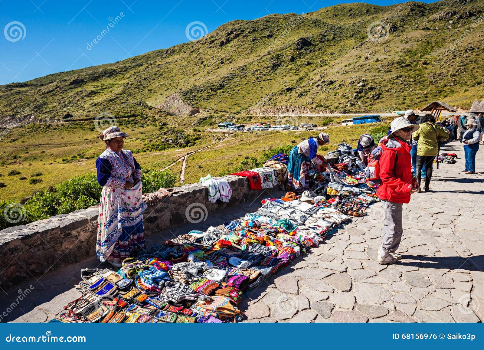 Donne peruviane fotografia editoriale. Immagine di attraversare - 68156976