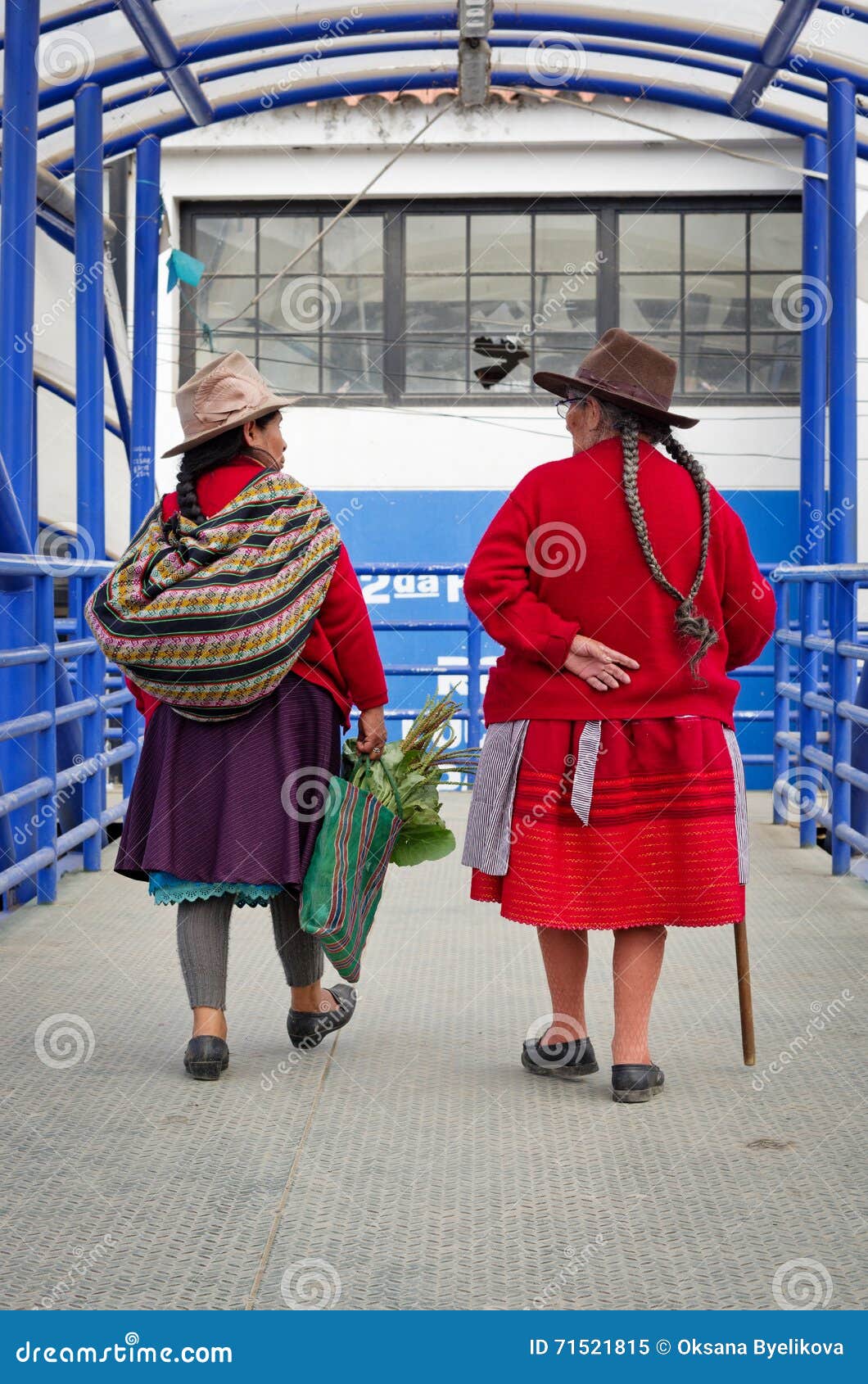 Donne Peruviane Sulla Via Huaraz, Perù Immagine Editoriale - Immagine ...