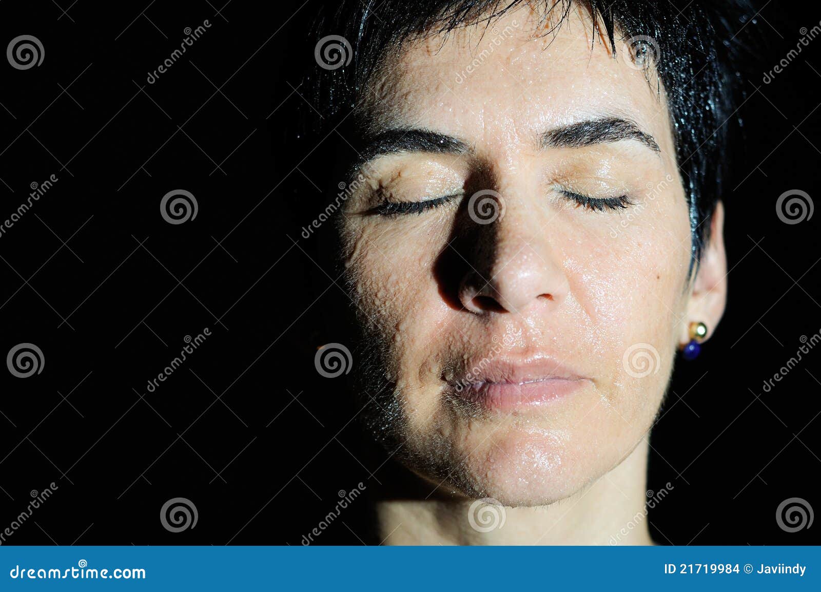 Donne Sudate Con Gli Occhi Chiusi Fotografia Stock - Immagine di faccia ...