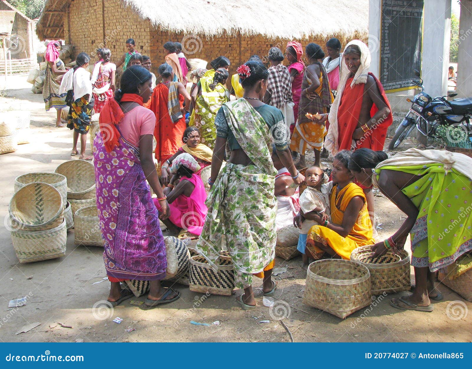Donne Tribali Indiane Al Servizio Fotografia Editoriale - Immagine di ...