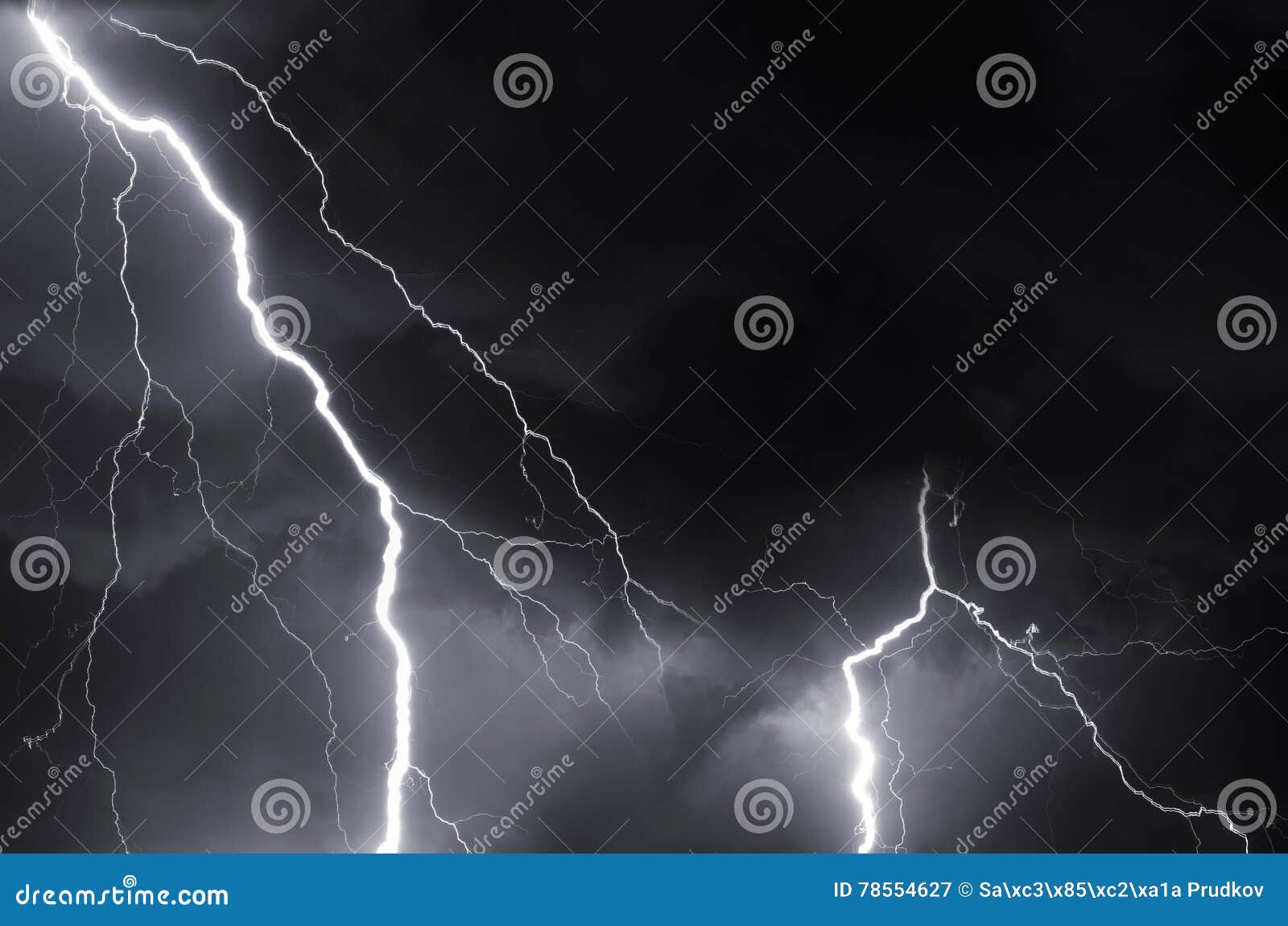 Donner, Blitze Und Sturm in Der Sommernacht Stockbild - Bild von ...