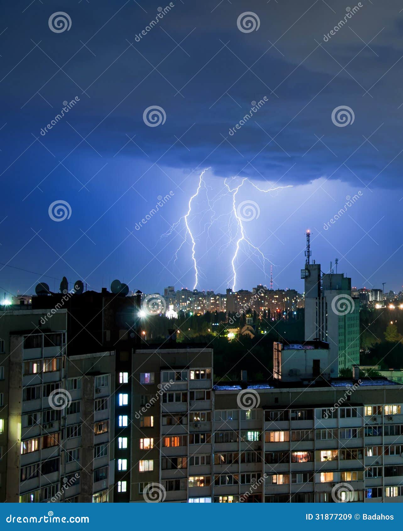 Donner und Blitz stockbild. Bild von horizontal, leuchten - 31877209