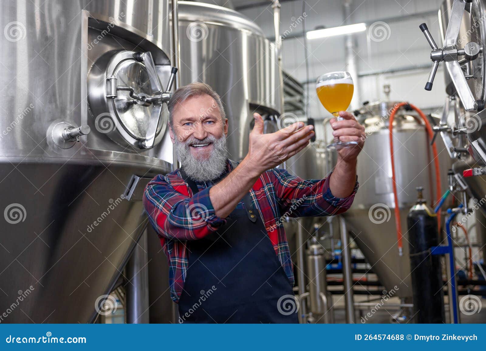 Dono De Cervejaria Que Demonstrava Seu Produto E Parecia Orgulhoso Foto ... Dono De Cervejaria Que Demonstrava Seu Produto E Parecia Orgulhoso Foto ...