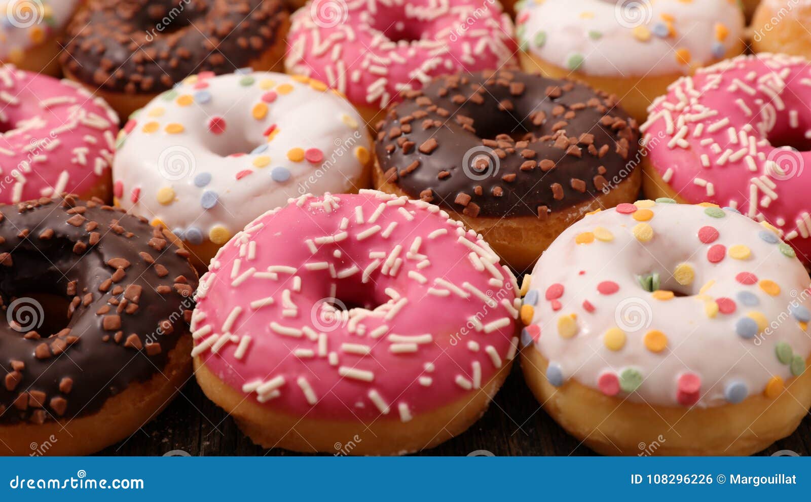 Donuts arkivfoto. Bild av kräm, avbrotts, efterrätt - 108296226