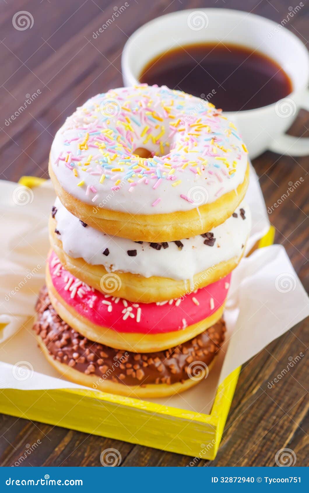 Donuts arkivfoto. Bild av munk, kaka, glasat, bakgrund - 32872940