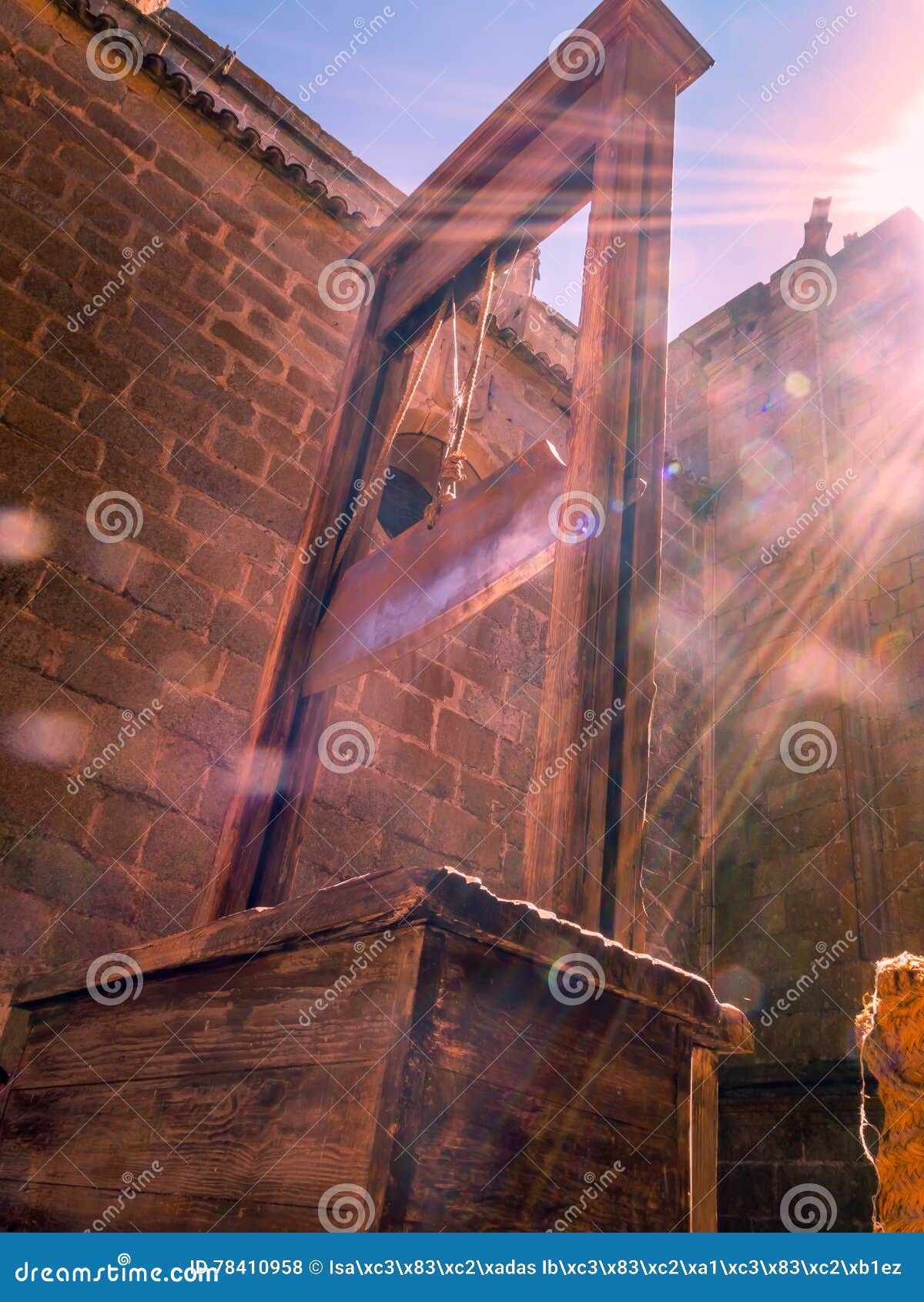 Doodstraf: de guillotine stock foto. Image of oordeel - 78410958